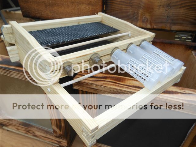 Mini mating nuc prototype with window | Beesource Beekeeping Forums